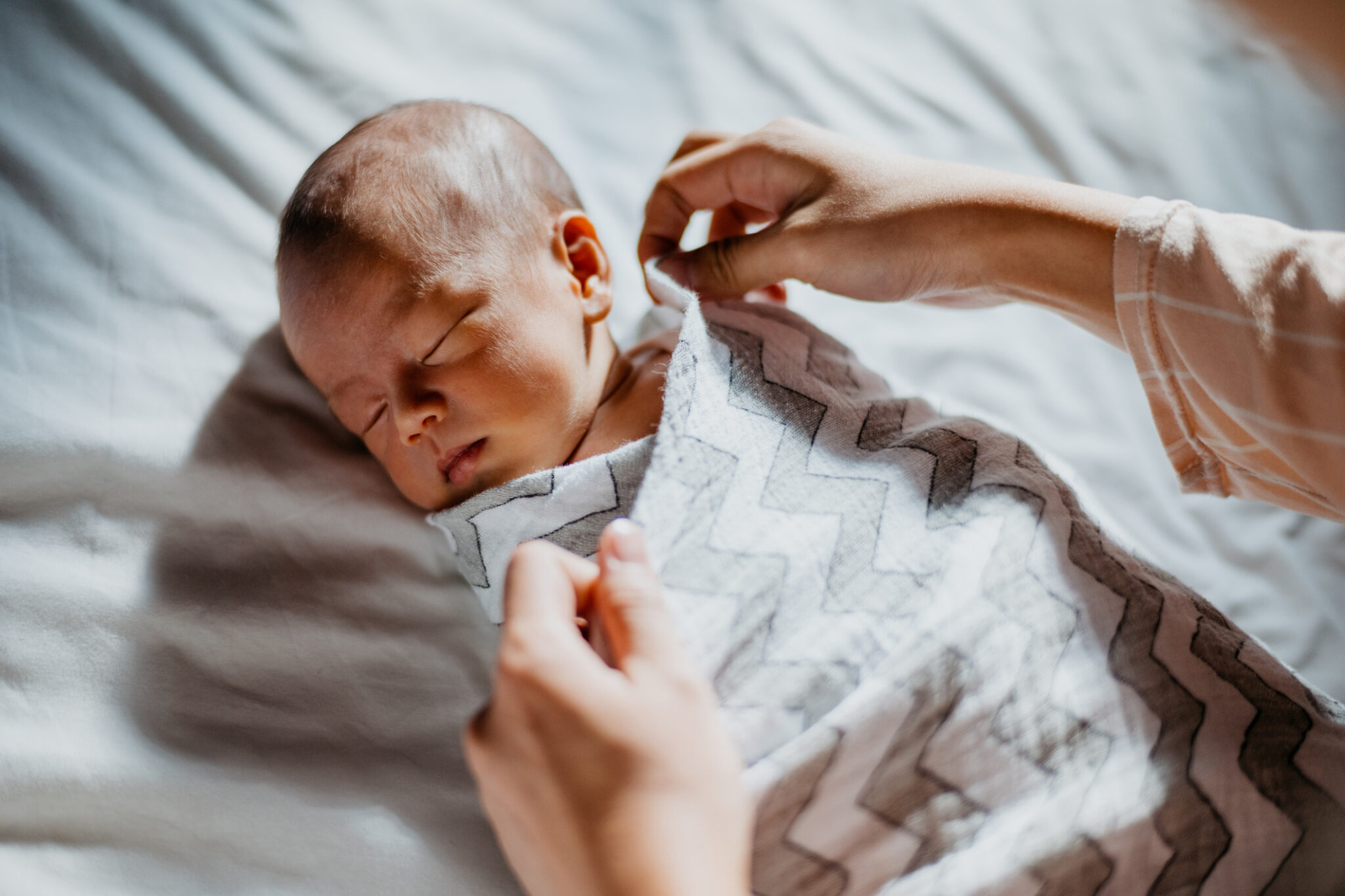 How to Swaddle a Baby: Expert Tips for a Cozy Wrap